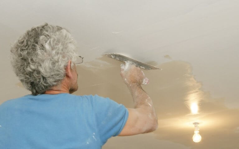 Humidité au plafond : quels traitements appliquer